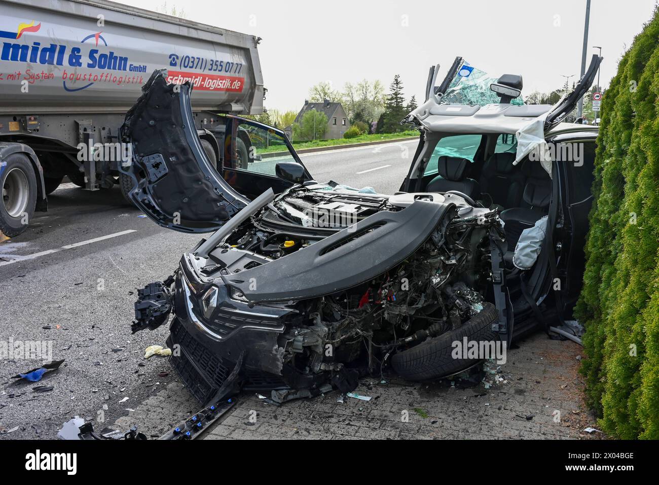 Hartha - Frontalcrash zwischen LKW und Auto auf B175 Autofahrer schwer verletzt aus Pkw ...