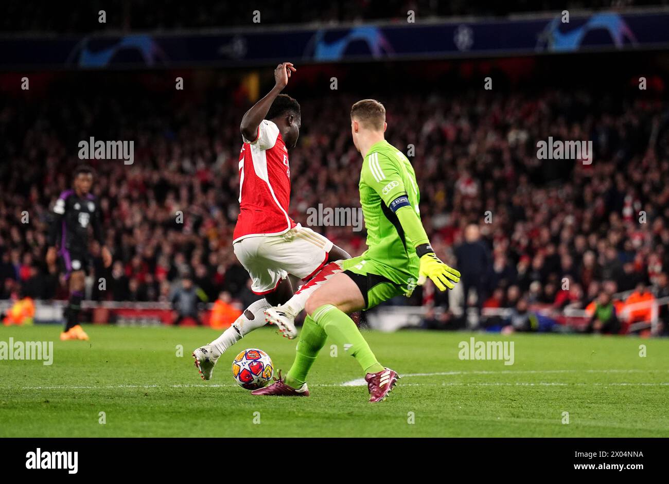 Bukayo Saka dell'Arsenal viene sconfitto dal portiere del Bayern Monaco ...