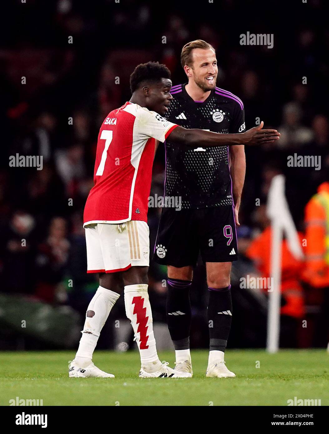 Harry Kane del Bayern Monaco e Bukayo Saka dell'Arsenal dopo il fischio finale dei quarti di ...