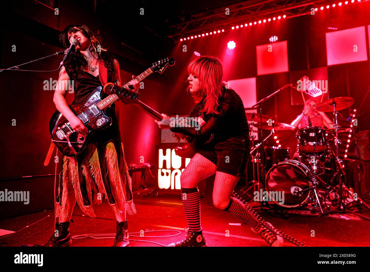 9 aprile 2024, Birkenhead, regno unito: Tallulah SIM-Savage (voce e ...