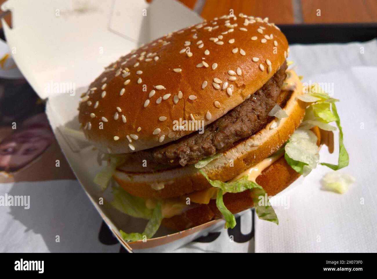Der Big Mac, in Deutschland früher auch als Big Mäc bezeichnet, ist ...