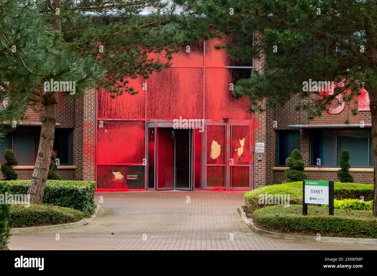 White Waltham, Maidenhead, Regno Unito. 10 aprile 2024. La polizia di ...