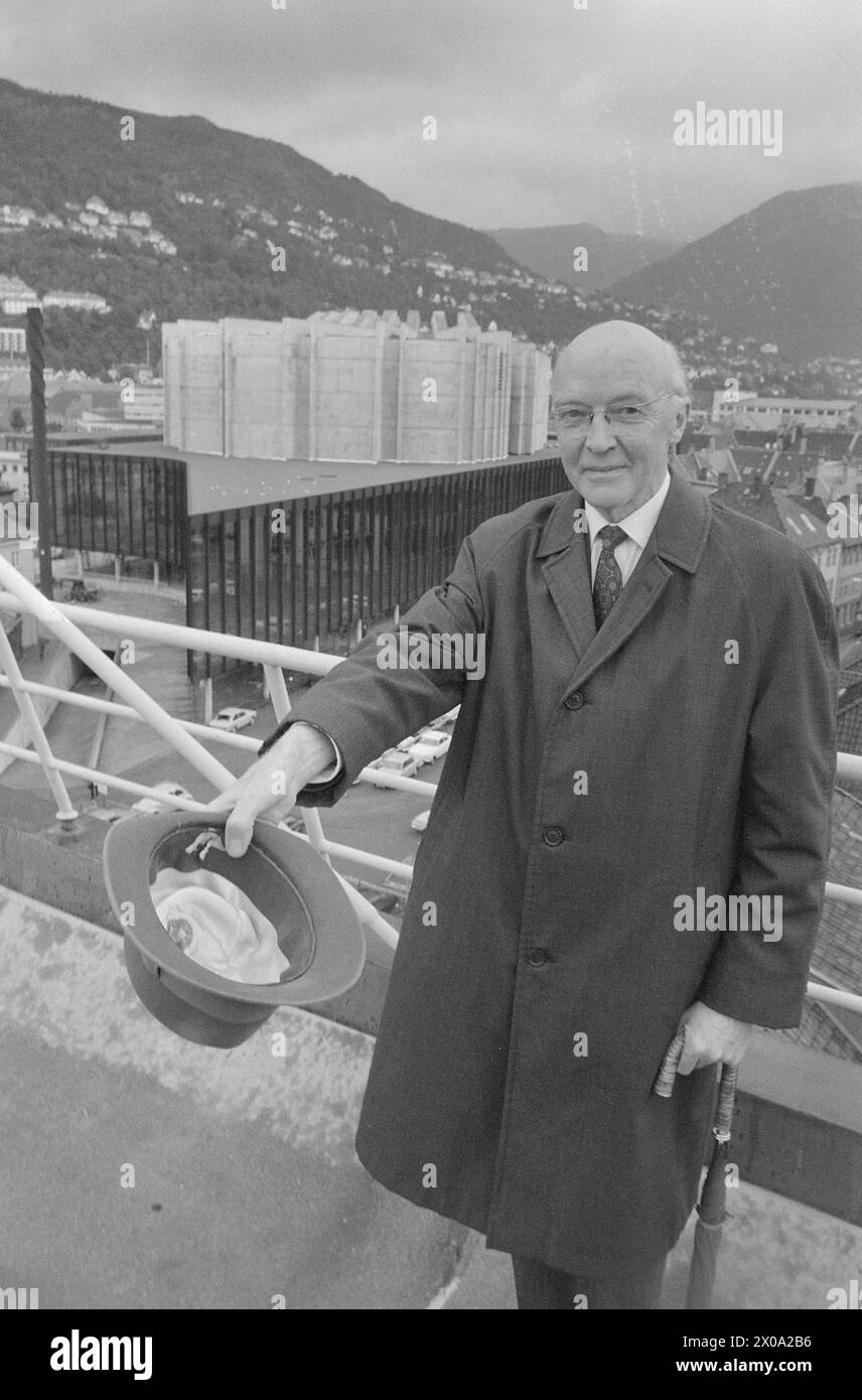 Aktuell 38-6-1973 : SkandalebyggetDet private initiativ i Bergen har reist et gigantbygg til 60 ...