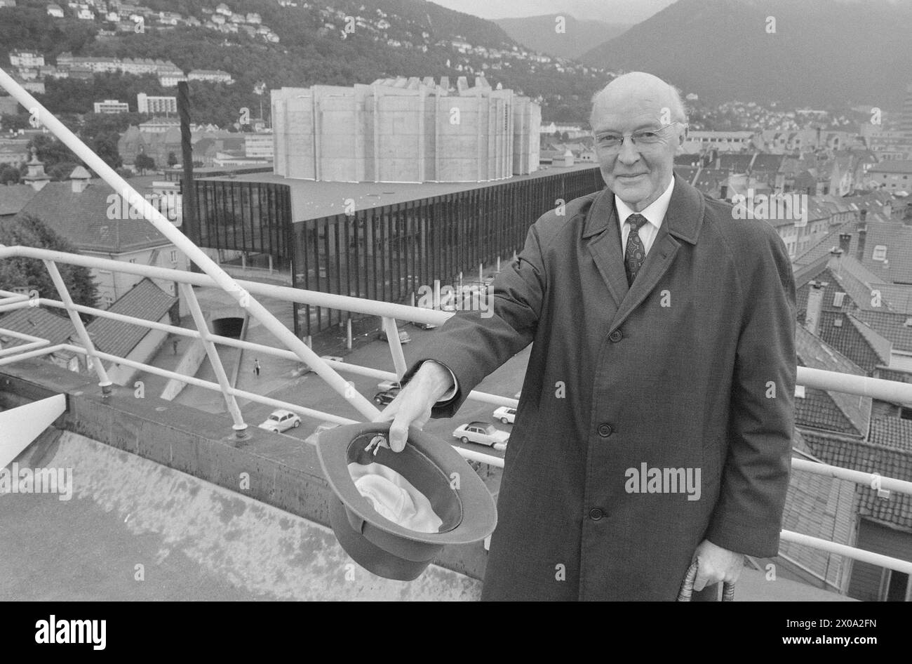 Aktuell 38-6-1973 : SkandalebyggetDet private initiativ i Bergen har reist et gigantbygg til 60 ...