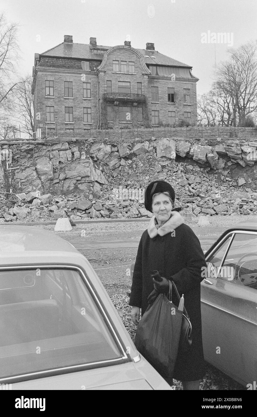 Aktuell 12-7-1973 : Vekk med fuglefjelletÅlesund har vært den eneste byen i Europa med et ...