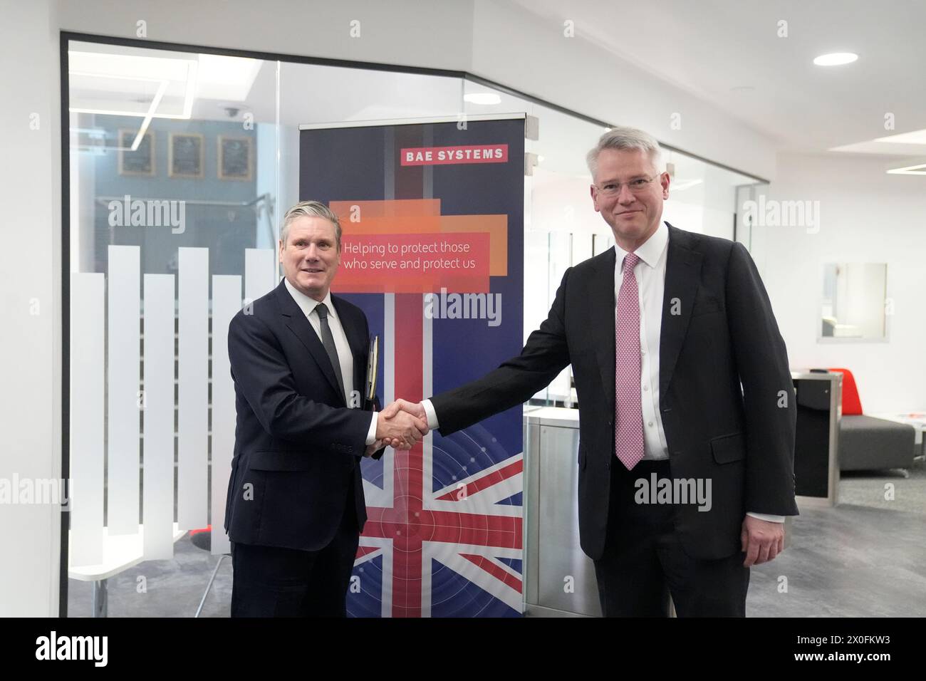 Il leader del Partito laburista Sir Keir Starmer (a sinistra) viene accolto da Charles Woodburn ...