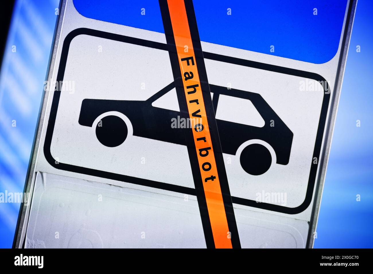 FOTOMONTAGE, Verkehrsschild mit durchgestrichenem PKW-Symbol ...