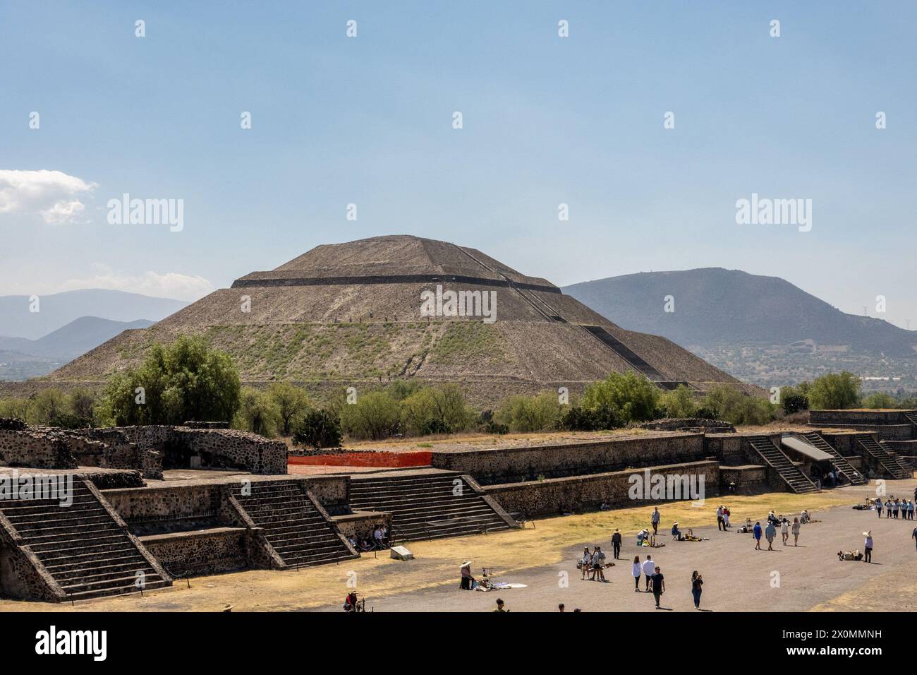 I turisti esplorano Teotihuacán, antica città mesoamericana famosa per ...