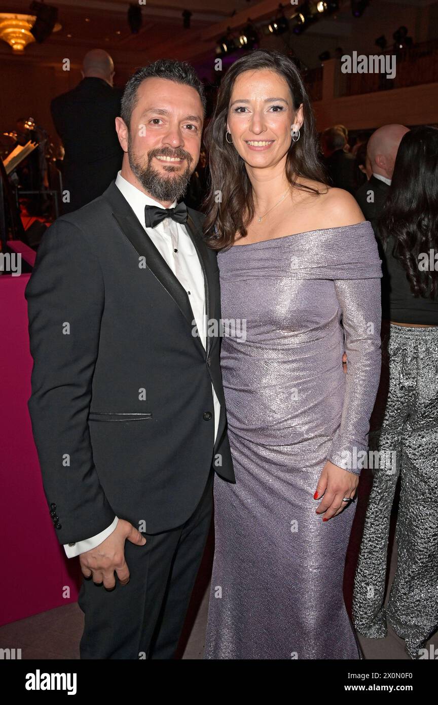 Pinar Atalay mit Ehemann Reha Omayer beim 71. Bundespresseball 2024 all ...