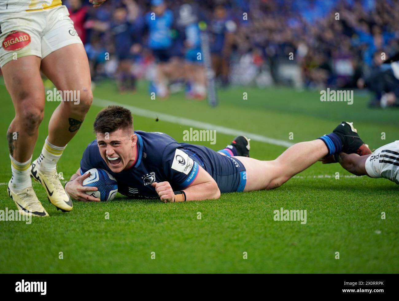 Dan Sheehan del Leinster segna una meta durante i quarti di finale ...