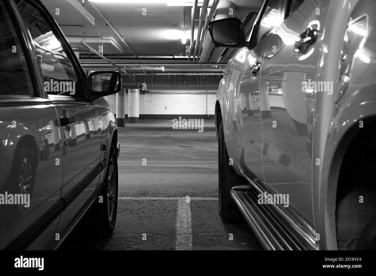 Two parked cars Foto e Immagini Stock in Bianco e Nero - Alamy
