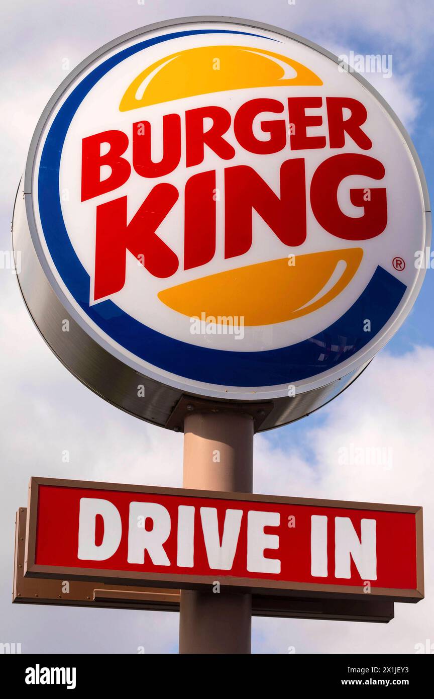 Burger King Restaurant mit Drive in dem der Kunde im Auto Bedient Wird ...