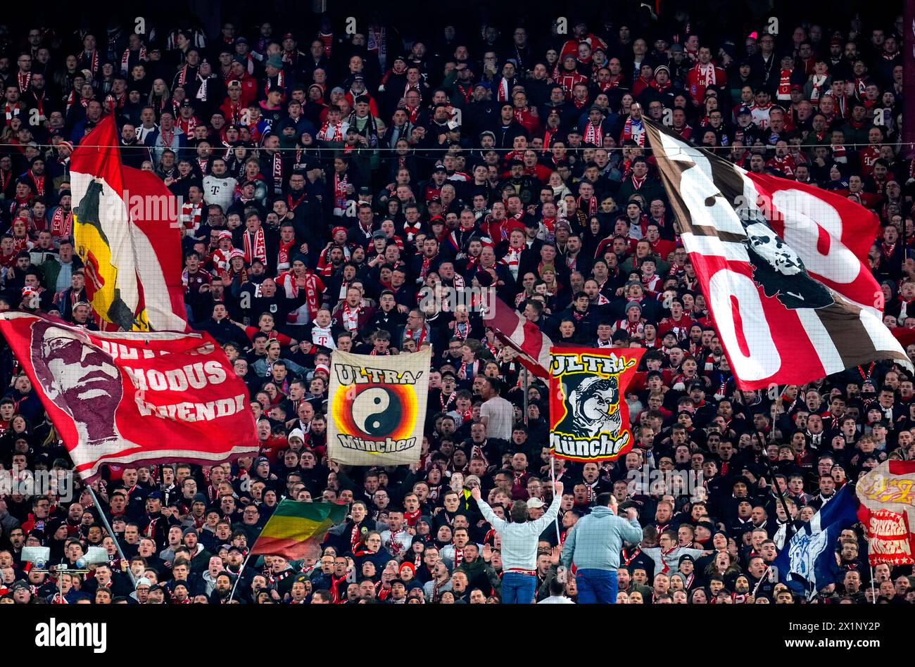 I tifosi del Bayern Monaco in tribuna durante i quarti di finale della ...