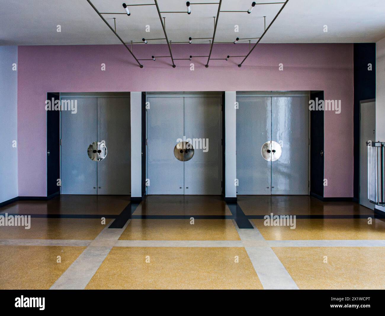 Interno dell'edificio bauhaus immagini e fotografie stock ad alta ...