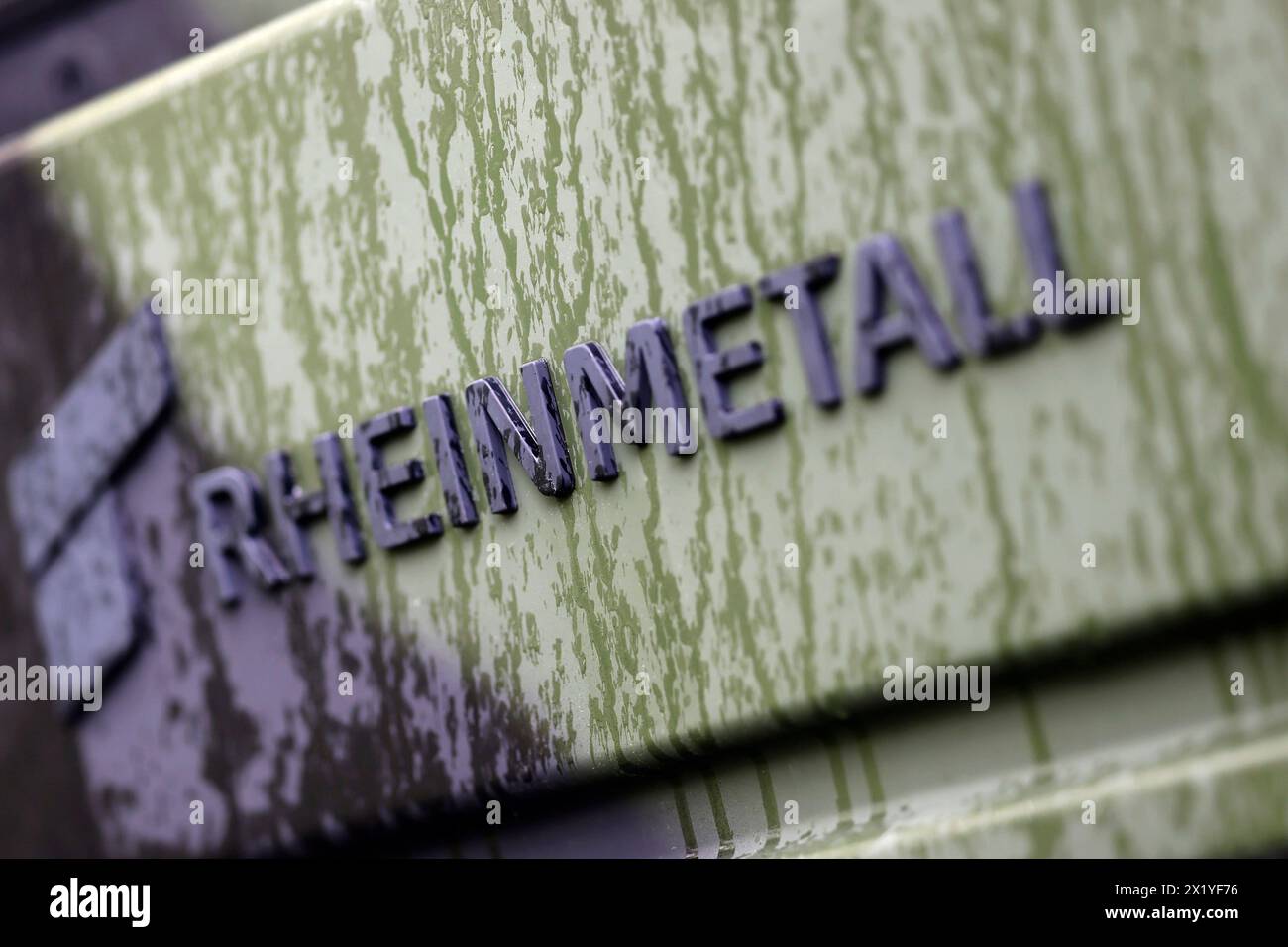 DAS Rheinmetall-Logo auf einem Bundeswehr-Fahrzeug beim Besuch von Bundesverteidigungsminister ...