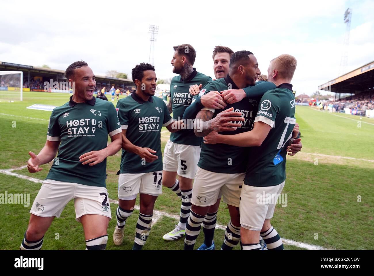 Nathaniel Mendez-Laing della contea di Derby celebra il primo gol della ...