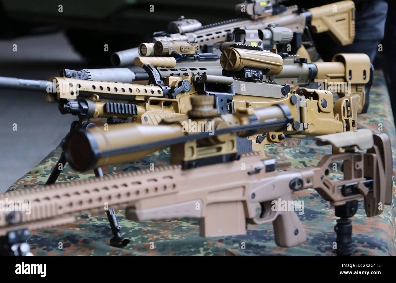 Eine Auswahl von Waffen und Ausrüstung des Kommando Spezialkräfte KSK ...