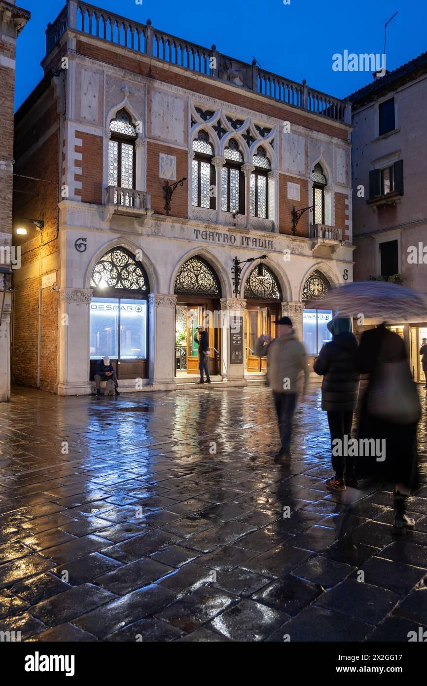 Venezia, Italia - 18 marzo 2024 - Teatro Italia di notte nel quartiere ...