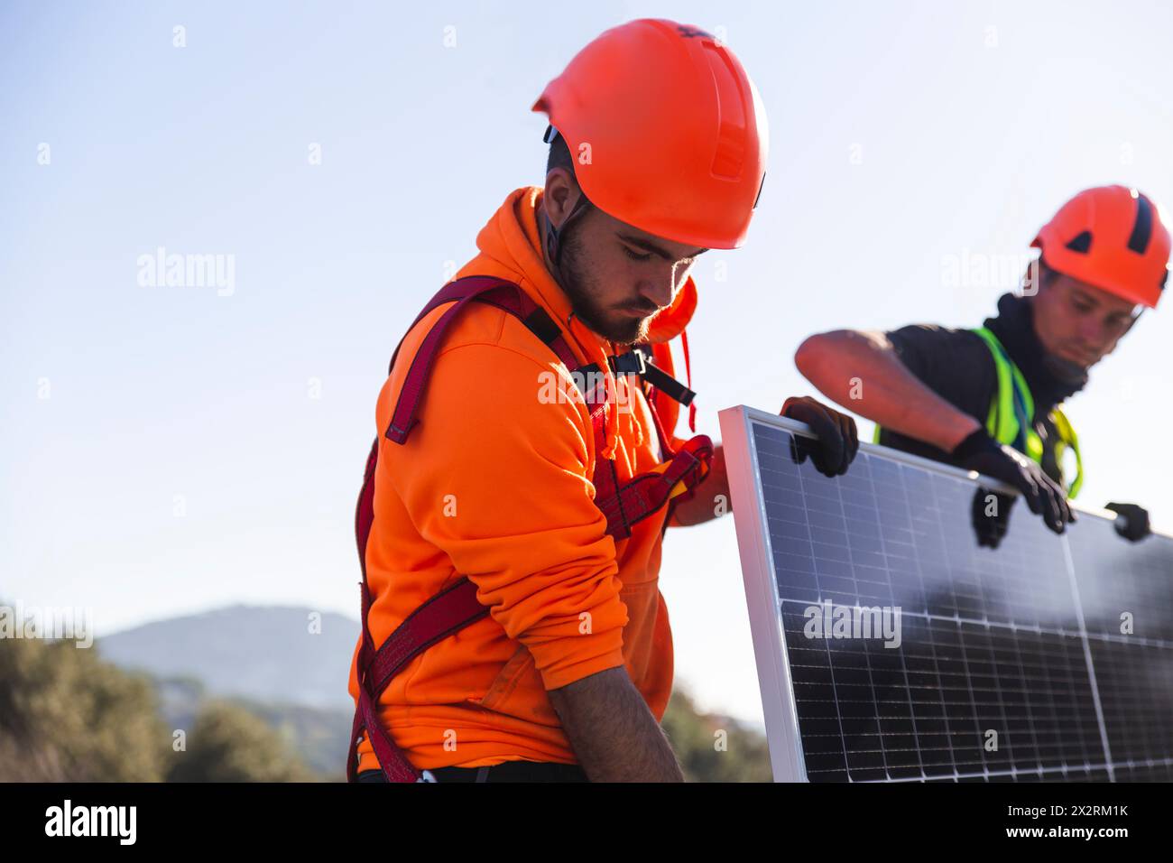 Operai che installano immagini e fotografie stock ad alta risoluzione ...