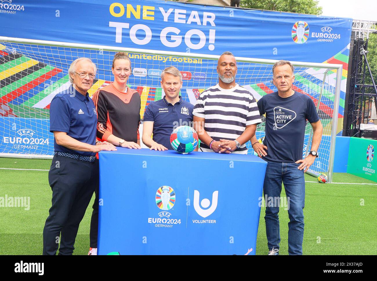 Hamburg v.L.: Bernd Wehmeyer, Almuth Schuldt, Patrick Coach Esume ...