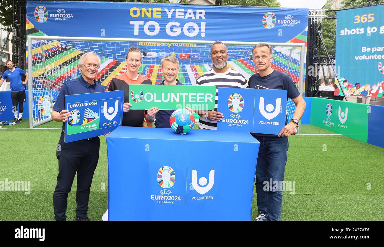 Hamburg v.L.: Bernd Wehmeyer, Almuth Schuldt, Patrick Coach Esume ...