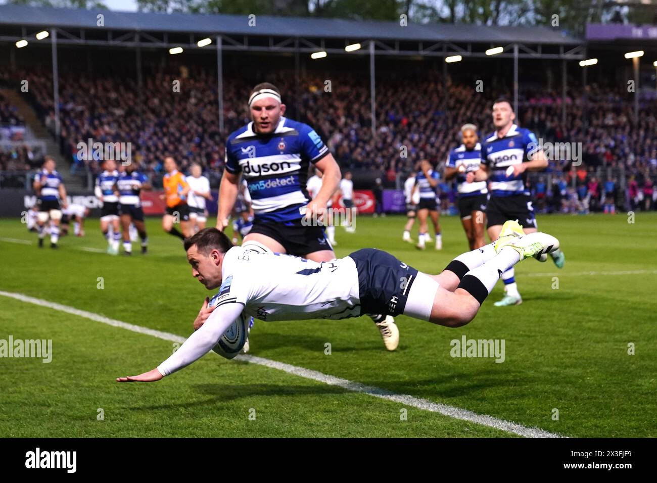 Tom Parton dei Saracens segna la prima meta della partita durante il ...