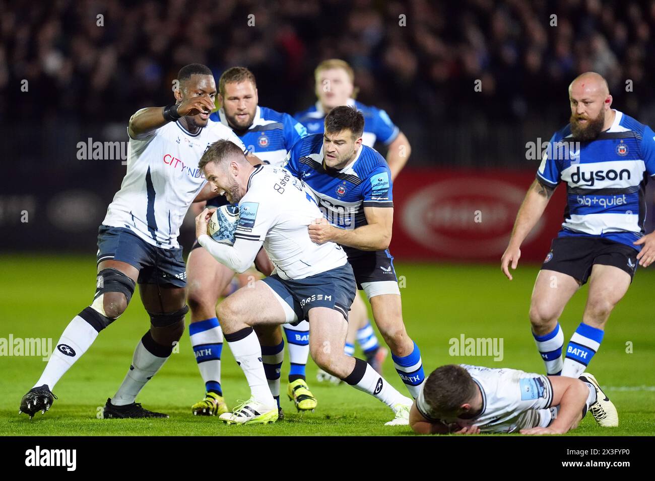 Elliot Daly di Saracens è placcato Will Muir di Bath Rugby durante il ...