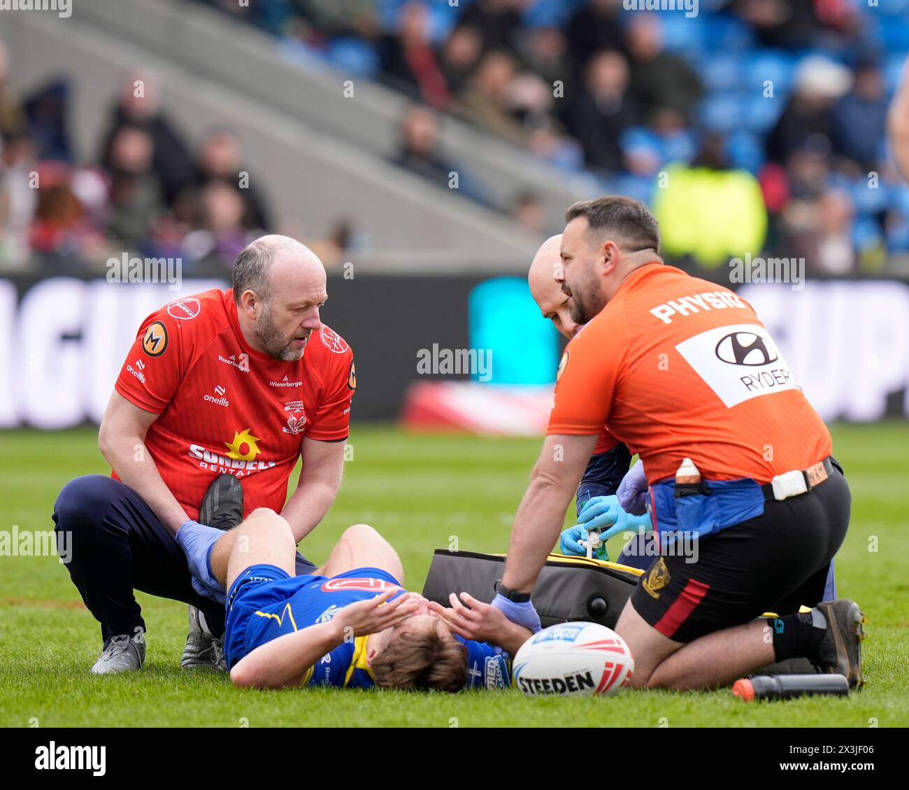 Leon Hayes dei Warrington Wolves riceve un trattamento dai medici dopo ...