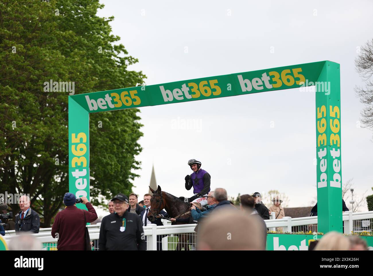 Minella Cocooner e il fantino Danny Mullins dopo aver vinto il bet365 ...