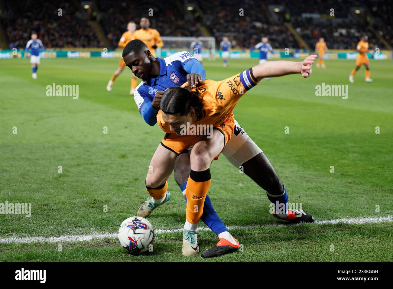 Jacob Greaves di Hull City (davanti) e Axel Tuanzebe di Ipswich Town ...