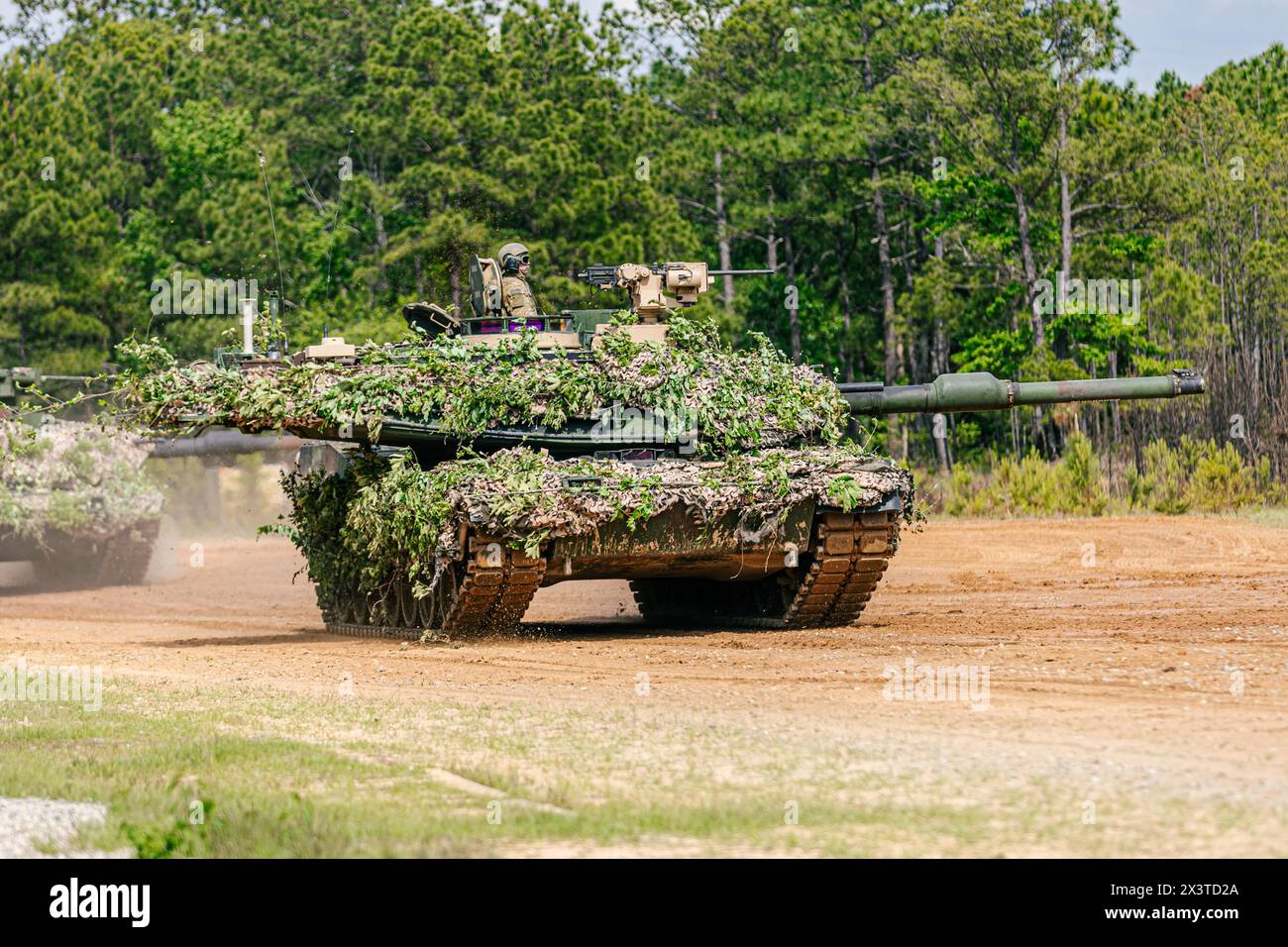 Un carro armato Abrams si sposta in posizione di tiro sulla Red Cloud Range a Fort Moore, GA, 27 ...