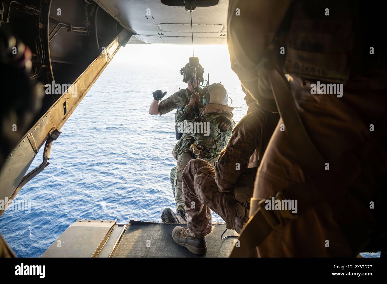 I membri del 82nd Expeditionary Rescue Squadron esercitano una ...