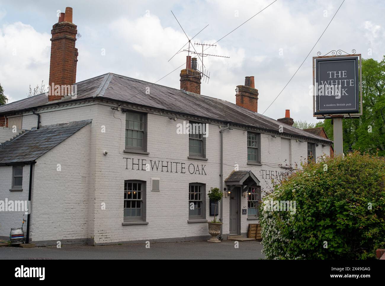 Cookham, Berkshire, Regno Unito. 1 maggio 2024. Il ristorante e pub ...