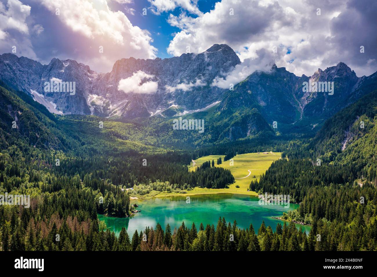 Lago di Fusine (Lago superiore di Fusine) e catena montuosa del Monte ...