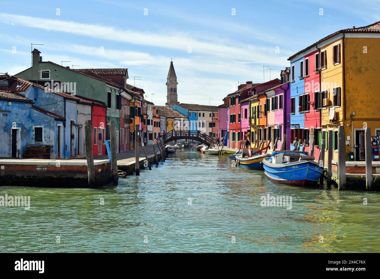 Burano, Italia - 17 aprile 2024: Vista delle case colorate dell'isola ...