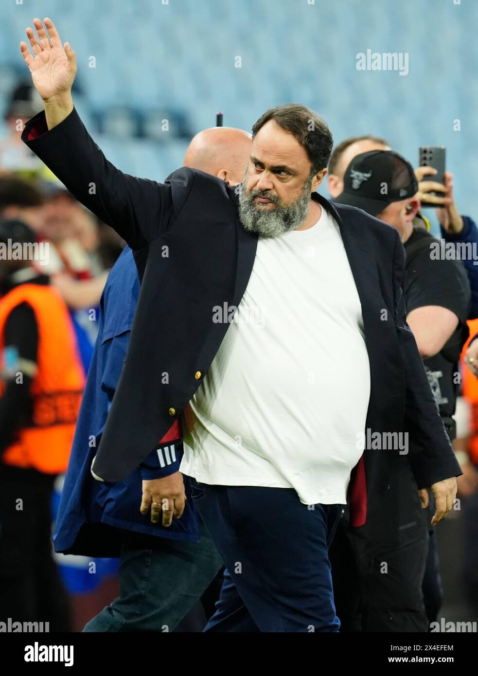 Il proprietario dell'Olympiakos Evangelos Marinakis sul campo dopo la ...