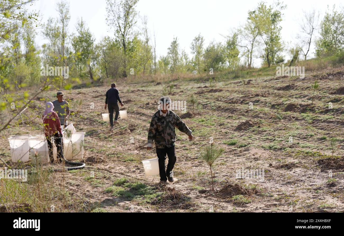 (240503) -- FUXIN, 3 maggio 2024 (Xinhua) -- Hou Gui (1st R) Waters ...