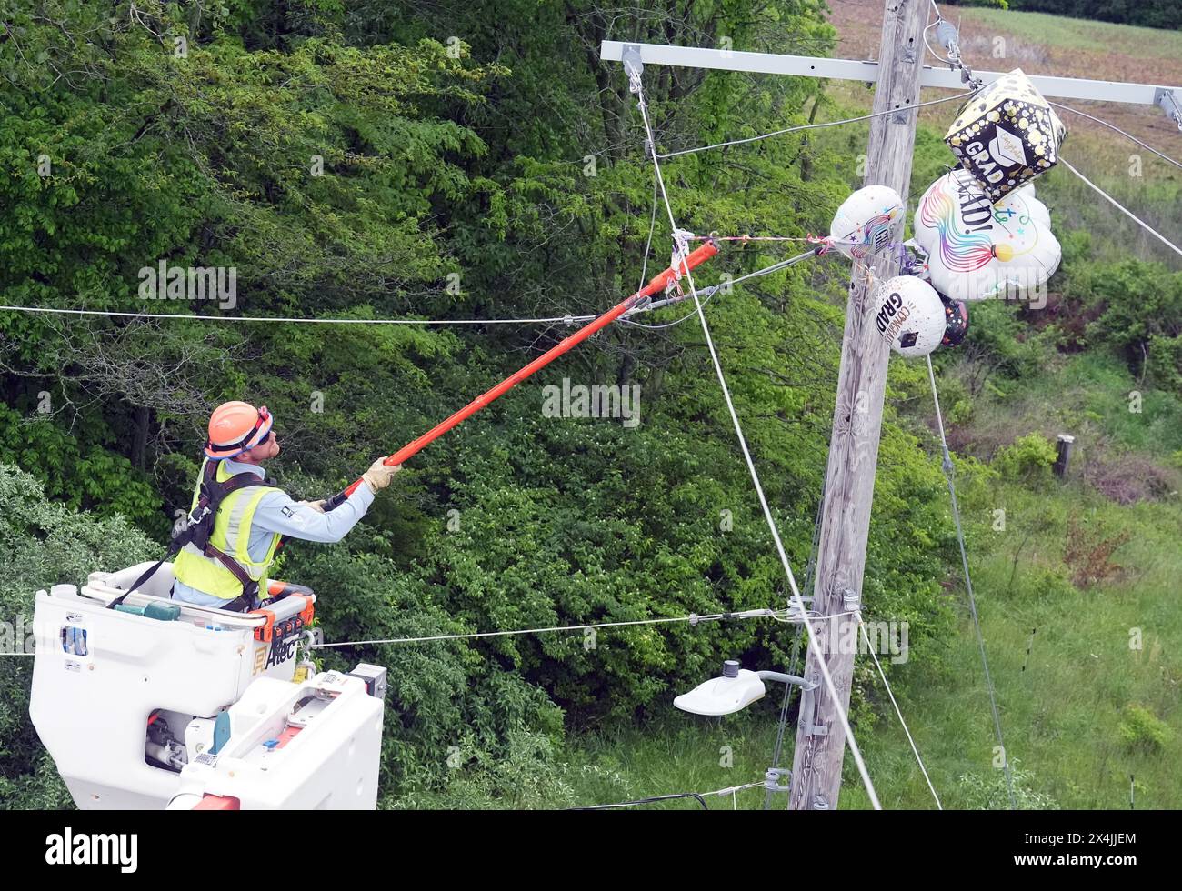 St. Louis, Stati Uniti. 3 maggio 2024. L'apprendista di Ameren Illinois ...
