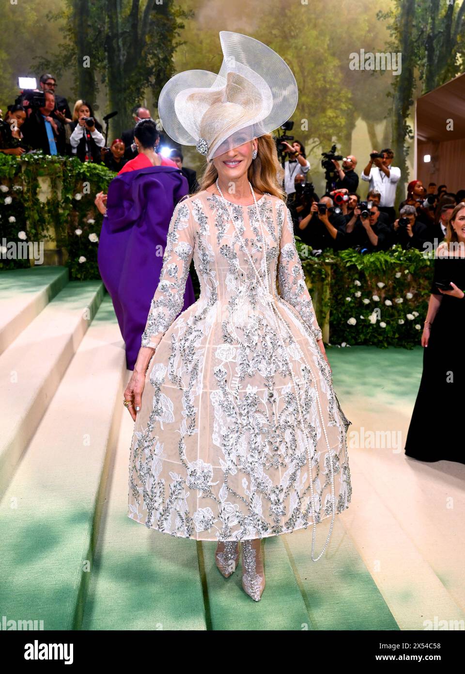 Sarah Jessica Parker frequenta il Metropolitan Museum of Art Costume ...