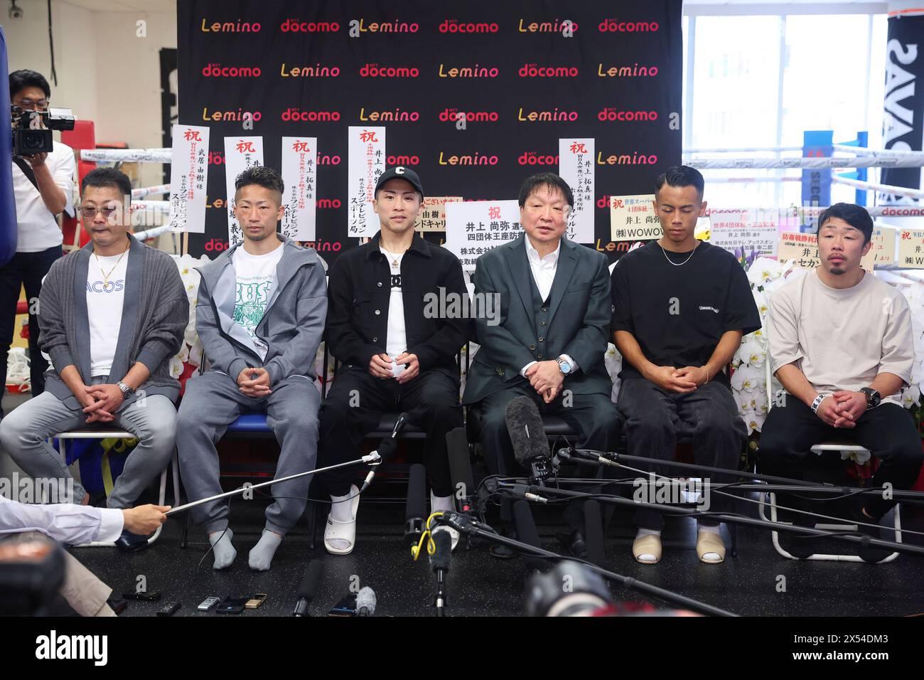 Japan's Naoya Inoue (3rd from L), with Hideyuki Ohashi (3rd from R ...