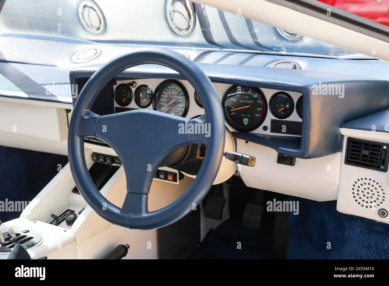 Lamborghini countach blue immagini e fotografie stock ad alta ...