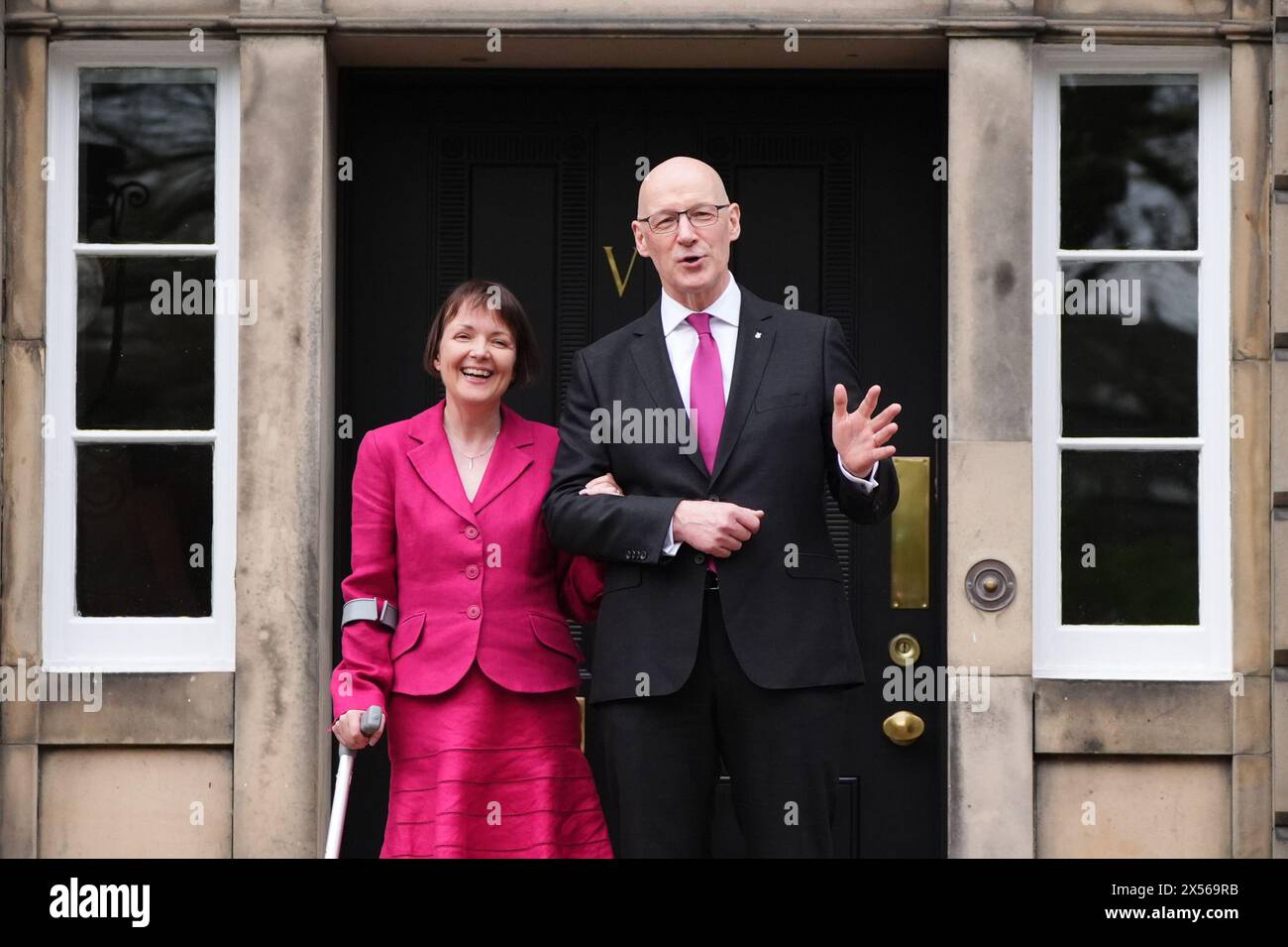 John Swinney, con sua moglie Elizabeth Quigley, sui gradini di Bute ...