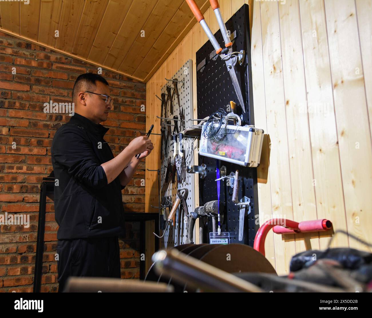 (240509) -- CHENGDU, 9 maggio 2024 (Xinhua) -- Chen Hongyu organizza ...