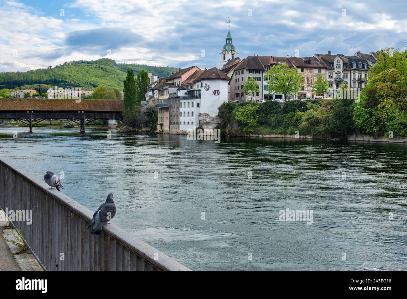 Olten, Svizzera - 26 aprile 2024: Centro storico di Olten con il ponte ...