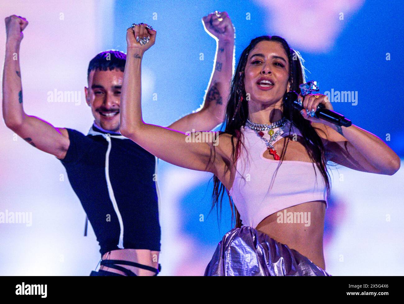 9 maggio 2024, Svezia, Malmö: Marina Satti (r) dalla Grecia esegue "Zari" sul palco dell ...