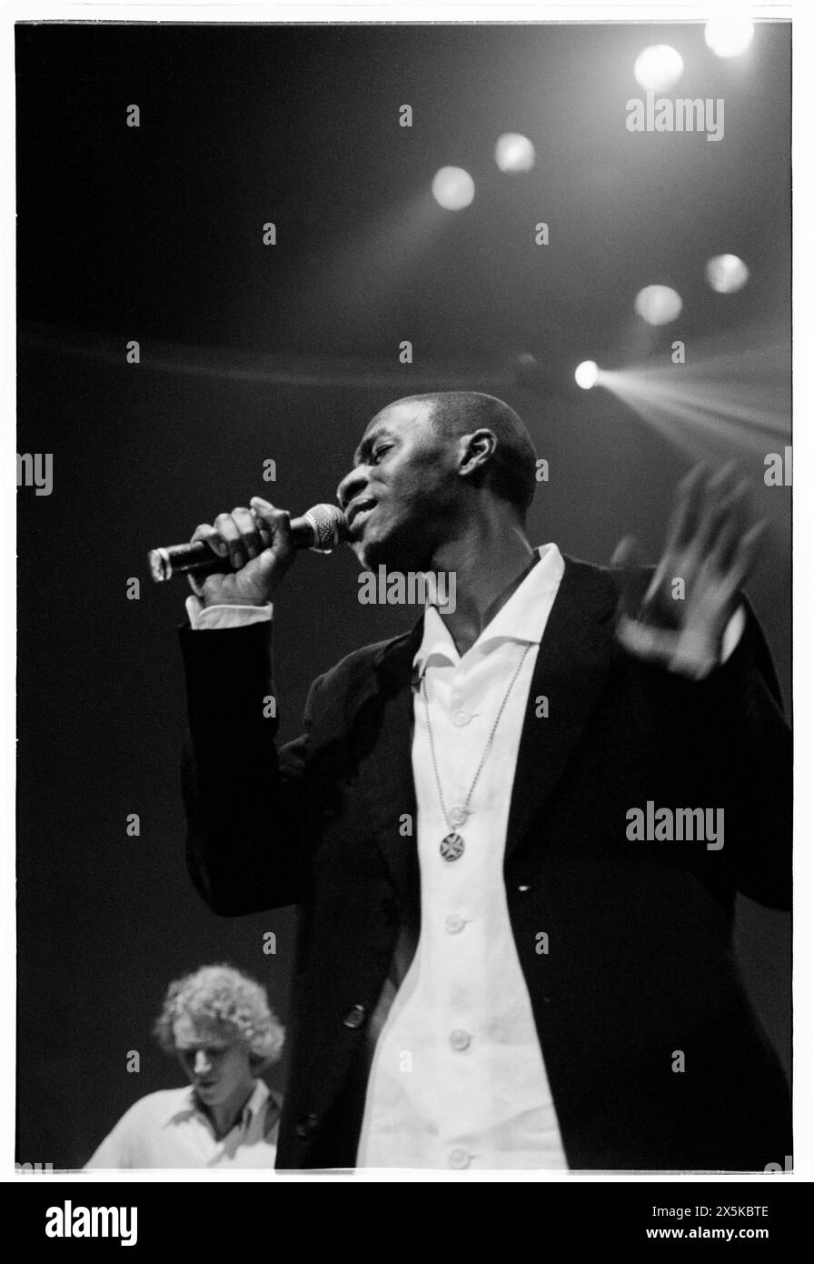 LIGHTHOUSE FAMILY, CONCERTO, 1996: Un giovane Tunde Baiyewu che canta ...