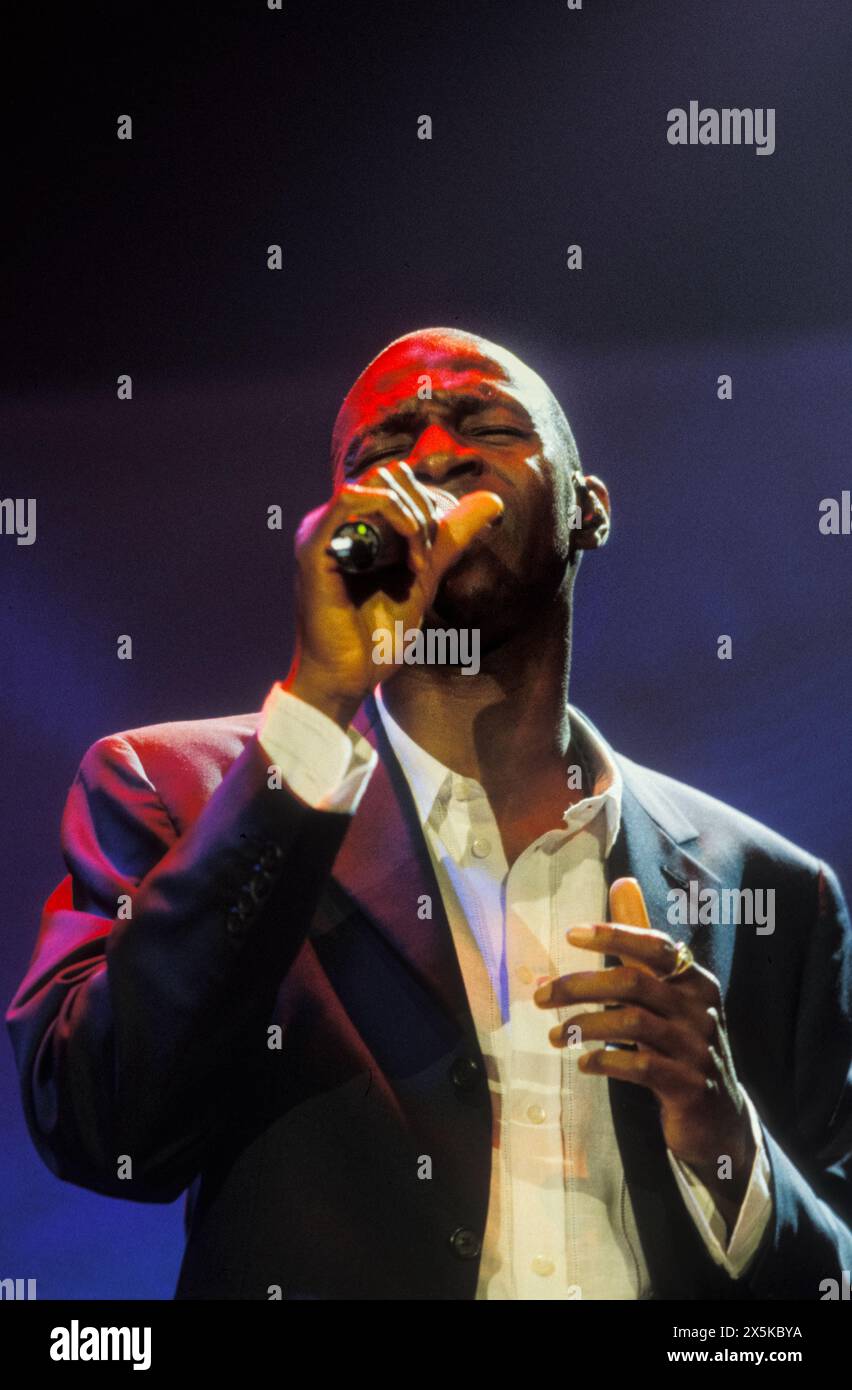 LIGHTHOUSE FAMILY, CONCERTO, 1996: Un giovane Tunde Baiyewu che canta ...