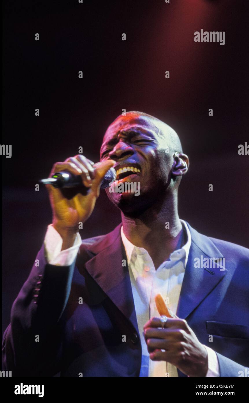 LIGHTHOUSE FAMILY, CONCERTO, 1996: Un giovane Tunde Baiyewu che canta ...