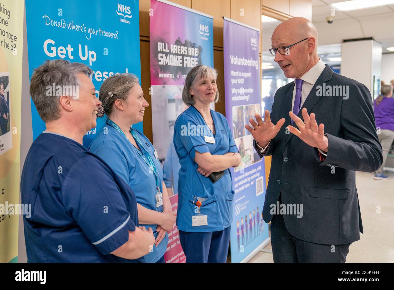 Il primo ministro John Swinney incontra il personale durante una visita ...