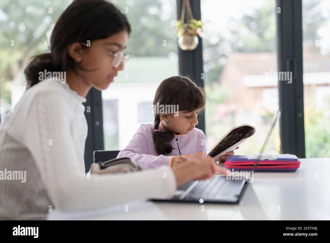 Compiti 2023 immagini e fotografie stock ad alta risoluzione - Alamy